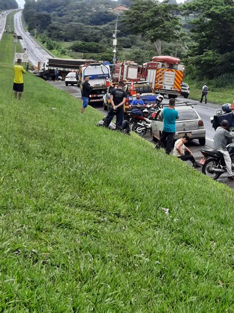 Acidente grave entre dois caminhões deixa duas pessoas feridas e