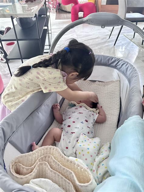 Con trai Cường Đô La khóc vì đói Suchin hì hụi hút sữa cho em nhìn bộ
