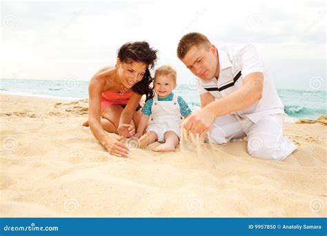 Madre Padre Y Beb En La Playa Foto De Archivo Imagen De Cabrito