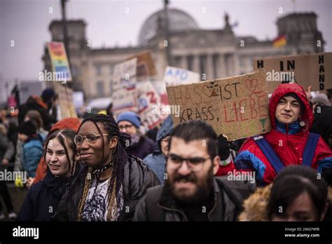 Menschen Versammeln Sich Um Den Bundestag In Berlin Um Eine