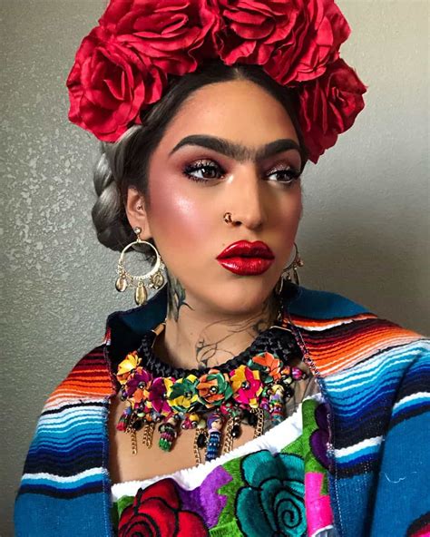 10 fantásticas ideas para recrear el disfraz de Frida Kahlo moderno