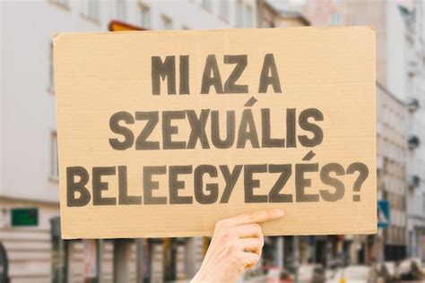 La Pregunta Qu Es El Consentimiento Sexual En Una Pancarta En Manos