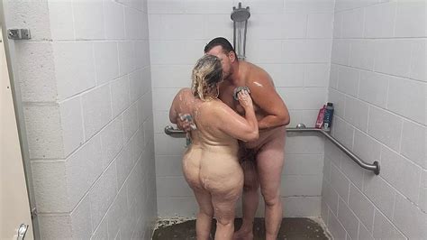 kamp alanı sakinken hızlı bir duş alma gereği duyduk Porno 7DAK