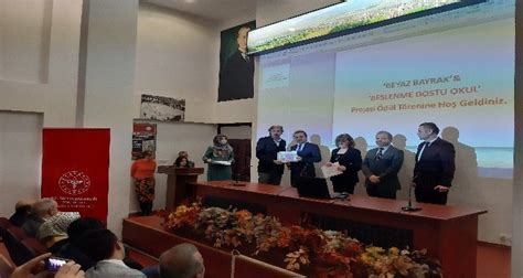 Beyaz Bayrak ve Beslenme Dostu Okul Projesi sertifikaları hak eden