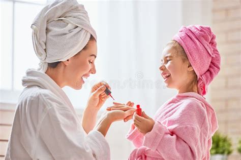 La M Re Et La Fille Font Des Manucures Photo Stock Image Du Lifestyle