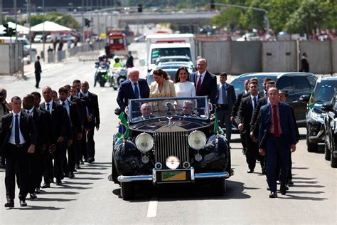 Lula desfila em carro aberto sobe rampa do Congresso e é empossado na