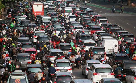 Urai Macet DKI Jakarta Bakal Bagi Jam Masuk Kantor Jadi 2 Sesi