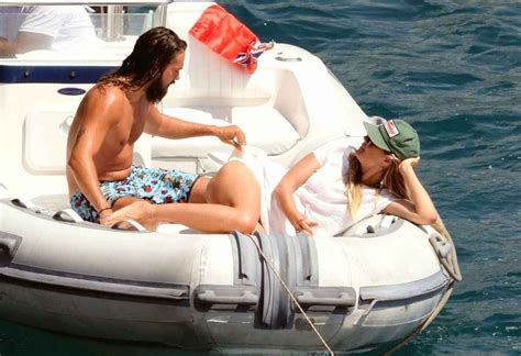 Heidi Klum bikini et seins nus sur un yacht à Capri Olympine