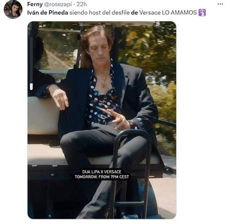 Iván de Pineda es el anfitrión en un desfile de Versace y generó una