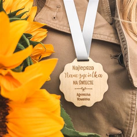 Prezent na Dzień Nauczyciela Medal drewniany personalizowany z grawerem