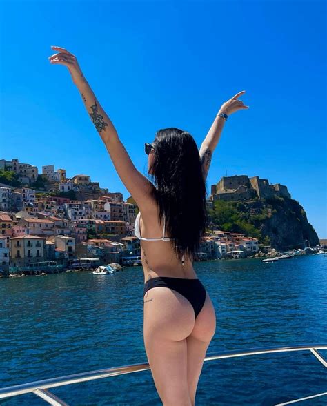 Maria Esposito Rosa Ricci In Costume Da Bagno Le Foto In Barca Fanno