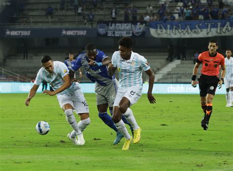 Emelec gana en casa ante Universidad Católica bajo una fuerte lluvia y