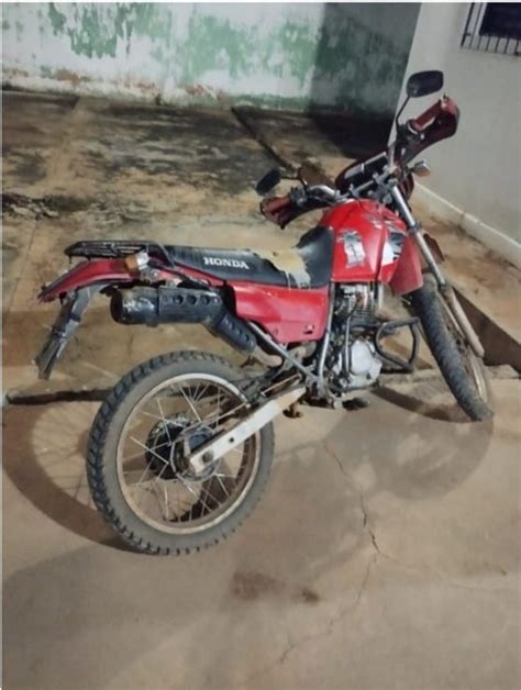 Homem é morto golpes de machado no sofá de casa e corpo é
