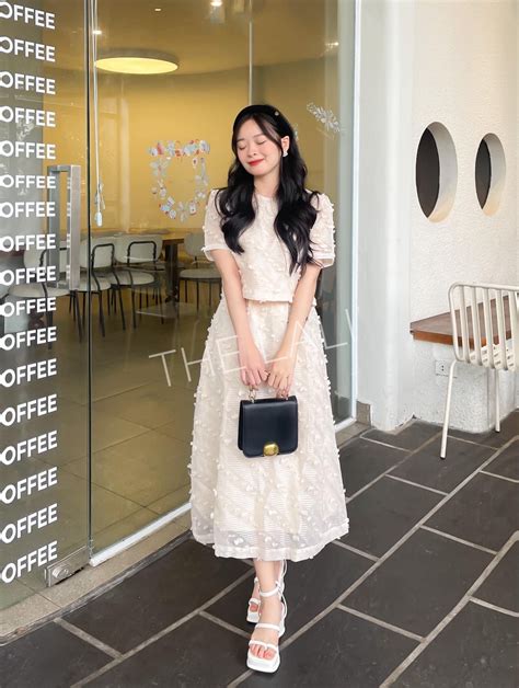 Mẫu Áo Croptop Mặc Chân Váy Xòe Guu Thời Trang Đầy Nữ Tính Lông Mi