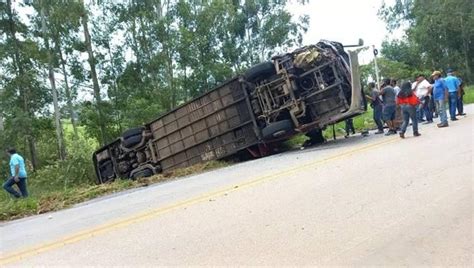 Acidente entre ônibus e caminhonete mata idoso e deixa vários feridos