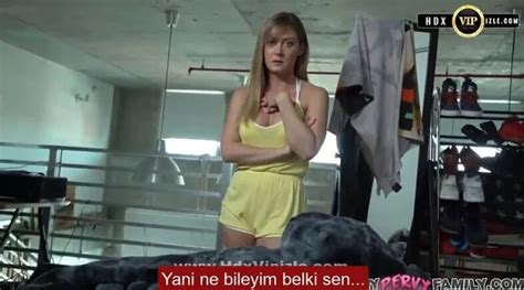 Üvey ablası örtüyü çekince sikini görüyor