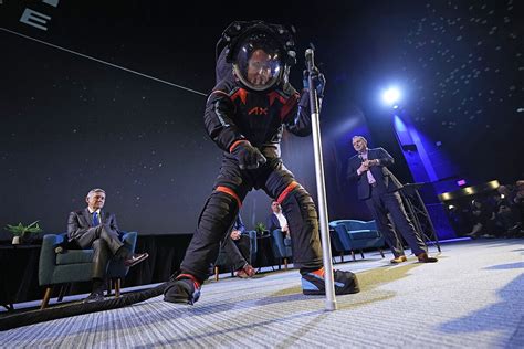 Este Es El Traje Espacial Que Llevar N La Primera Mujer Y El Pr Ximo