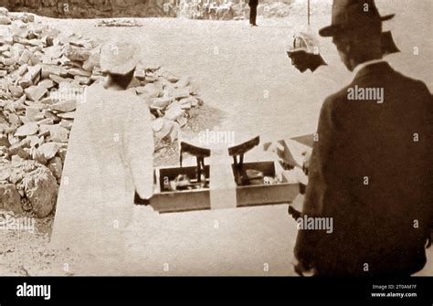 Howard carter supervise les artefacts retirés de la tombe de