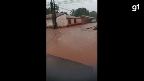 Chuva forte alaga vias e deixa motoristas ilhados na Grande São Luís