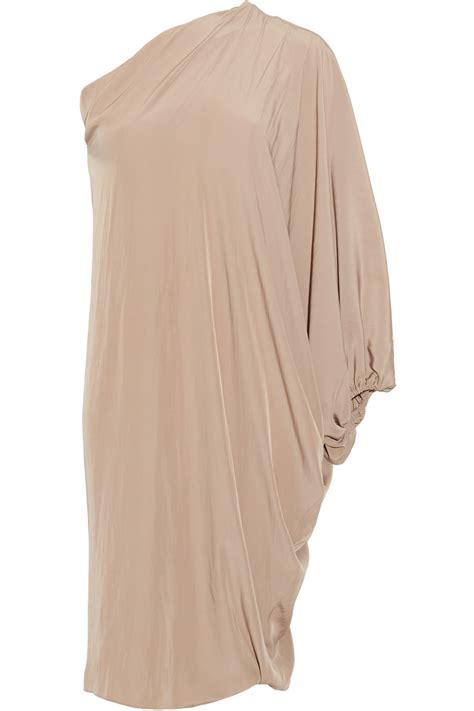 Beraksi Dengan Warna Nude