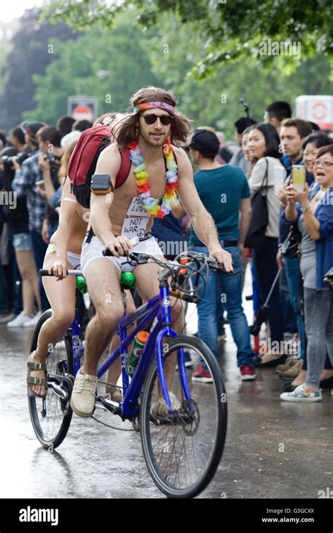 Naked Bike Riders Tomando Parte En El Mundo Desnudo En Bicicleta En
