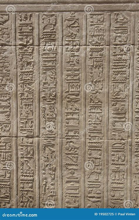 Tallas Jeroglíficas En Una Pared Egipcia Del Templo Imagen de archivo