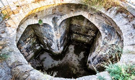 O structură misterioasă a fost descoperită în pământ în Rusia Ar