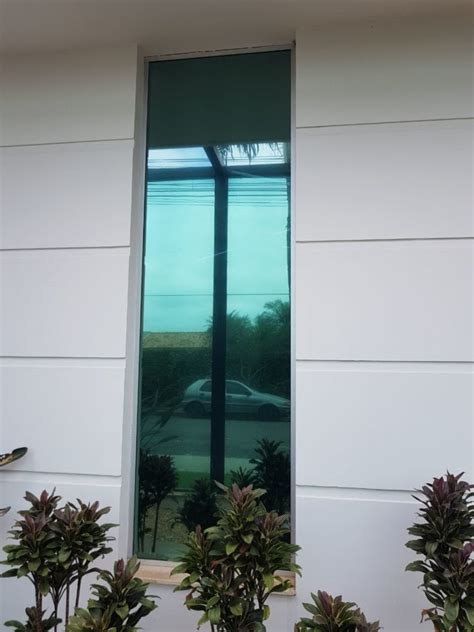 Película verde espelhada em casa Combinou piscina Instalação de