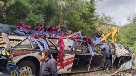 Tragedia en Oaxaca Camión de pasajeros vuelca y cae a barranco