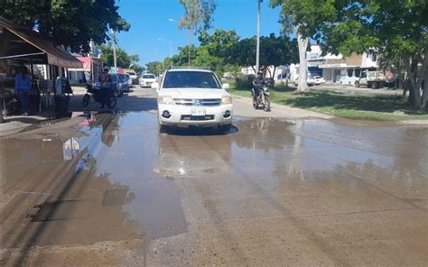 Fuga de aguas negras en avenida Jacarandas lleva más de un mes El Sol