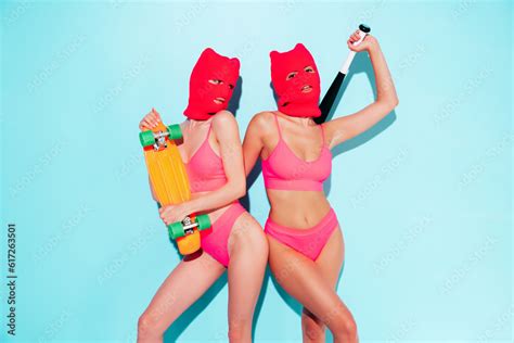 Foto De Two Beautiful Sexy Women In Red Underwear Models Wearing