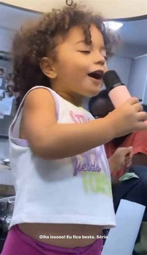 Lorena Improta Mostra Sua Filha Cantando Igual Ao Pai