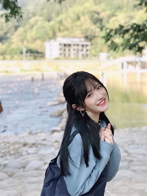 美女艺人SNH48 费沁源迷人写真美照好看