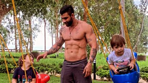 Gusttavo Lima Exibe Corpo Sarado Ao Brincar Os Filhos Foto