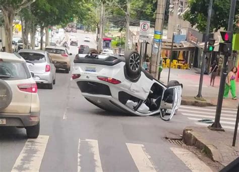 Mulher e criança ficam feridas após carro capotar no bairro Buritis em BH