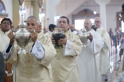 Missa dos Santos Óleos reúne centenas de fiéis e 80 padres na Paróquia
