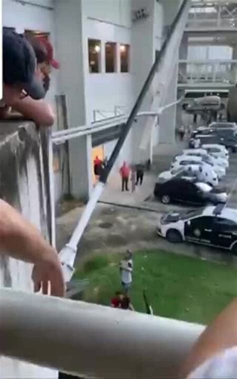 Policial civil aponta arma para torcedores do Fluminense após Fla Flu