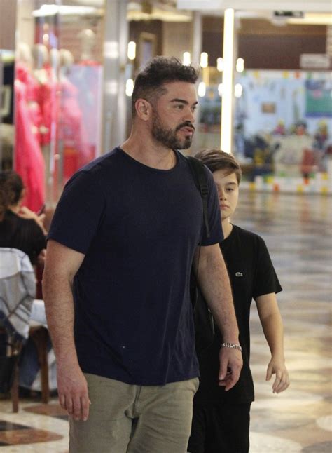 Sidney Sampaio faz aparição rara o filho durante passeio no RJ