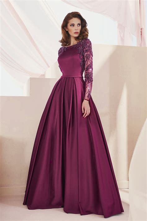 Robe haute couture en satin à manche longue ornée de perle et strass