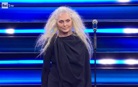 Sanremo 2023 Abito Anna Oxa Serata Finale Festival Stilista Look