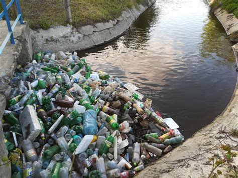 Poluição De água Lixo Na Superfície Do Rio Foto de Stock Imagem de