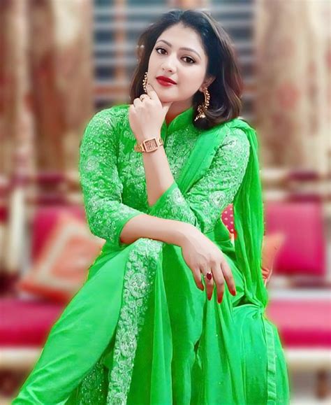 Pin By Humaun Kabir On Quick Saves Curvy Women Fashion Beautiful Women Over 40 Beautiful