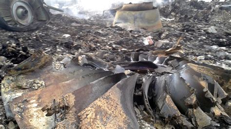 Destroços em chamas de avião da Malásia e corpos são encontrados no