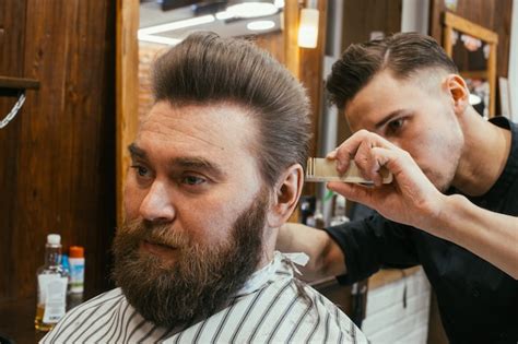 Salon De Coiffure Un Homme Avec Une Barbe Coupe Coiffeur Beaux