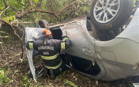 Motorista morre após carro sair da pista e capotar em mata na GO 118
