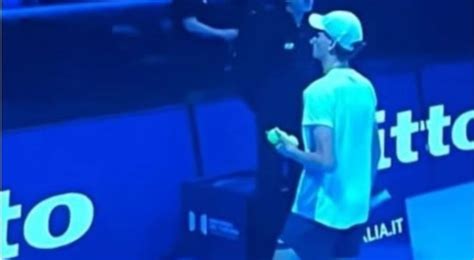 Malore durante il match tra Sinner e Rune ecco cosa è successo alle