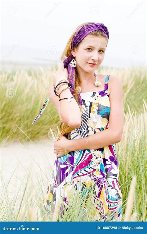 Fille modèle sur la plage photo stock Image du adolescent 16887298