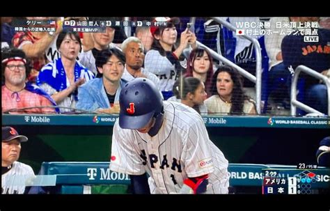 WBC決勝で映り込みすぎw 人気レスラーのイヨスカイ元紫雷イオ特等席に 中継で何度も登場 でもなぁ速報