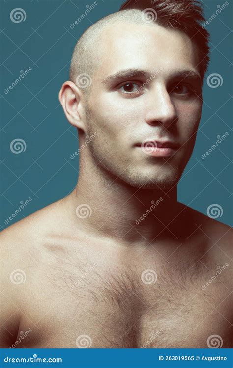 Concepto De Belleza Masculina Retrato De Un Modelo Masculino Muscular