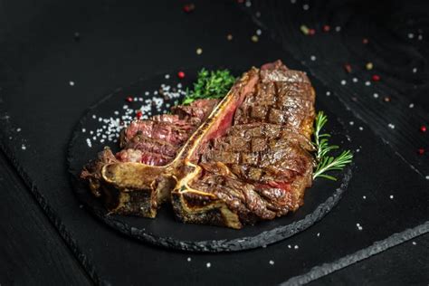 Filete De Buey Asado A La Parrilla Con Especias Y Hierbas Bistec